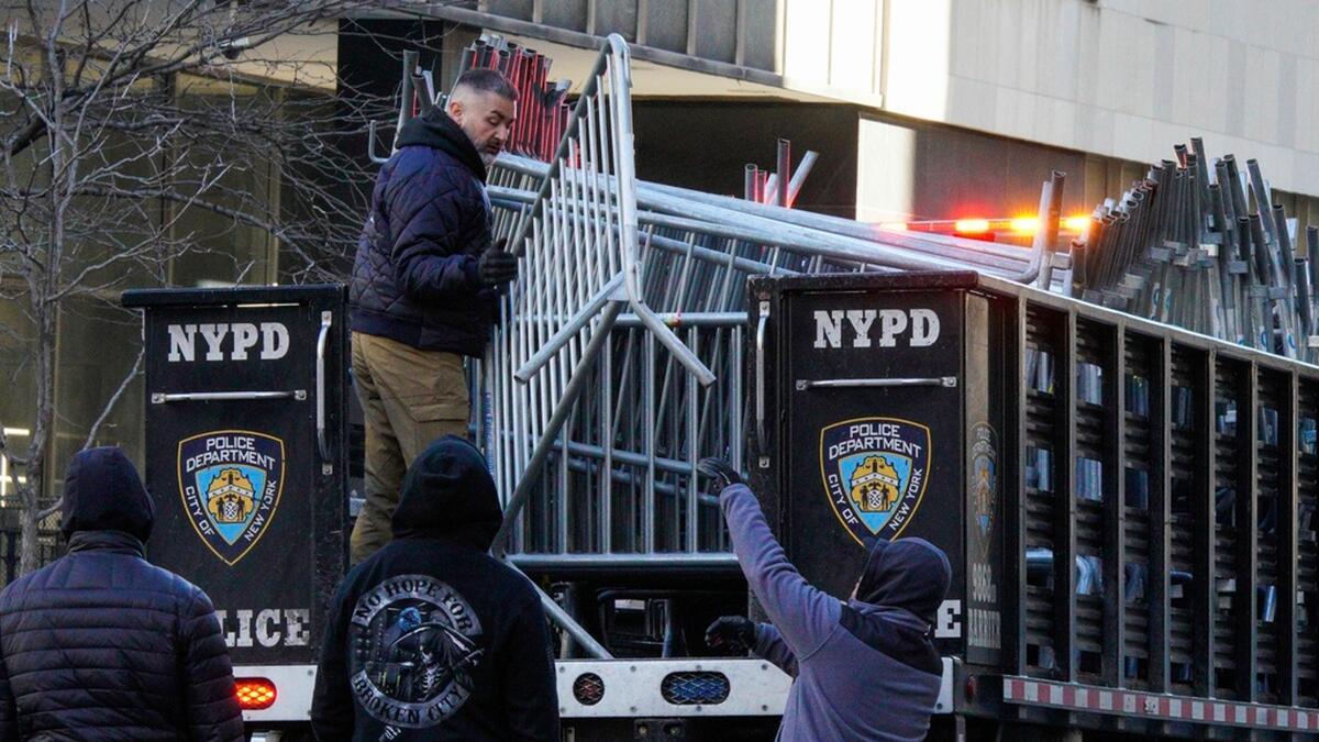700 NYPD Riot Cops Mobilized, Put Up Steel Barricades Ahead of ...